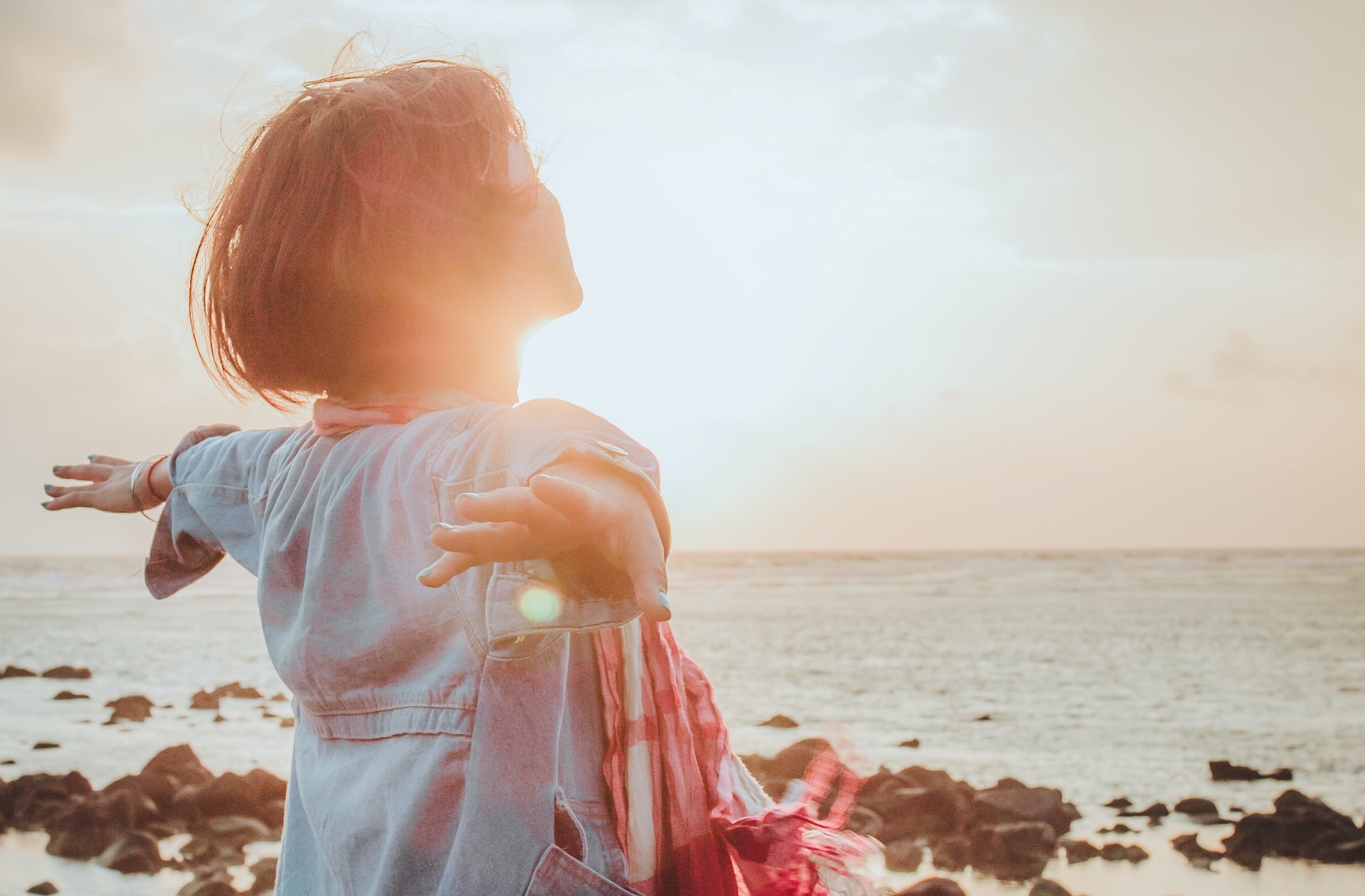 6 Essential Pieces of Sun Protection Clothing for Women!